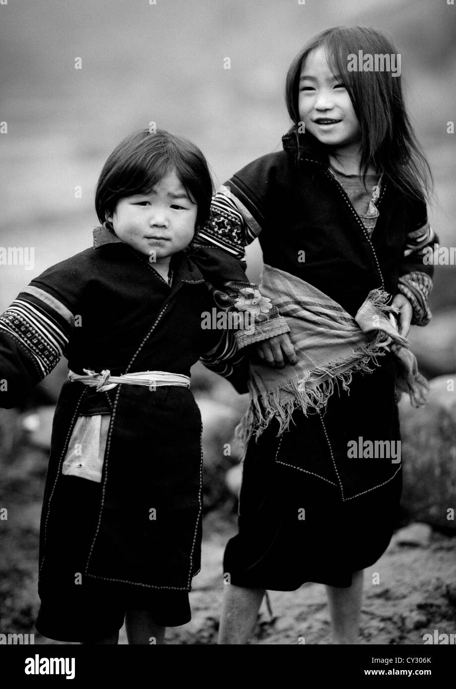 Schwarzen Hmong Kinder In Tracht, Sapa, Vietnam Stockfotografie - Alamy