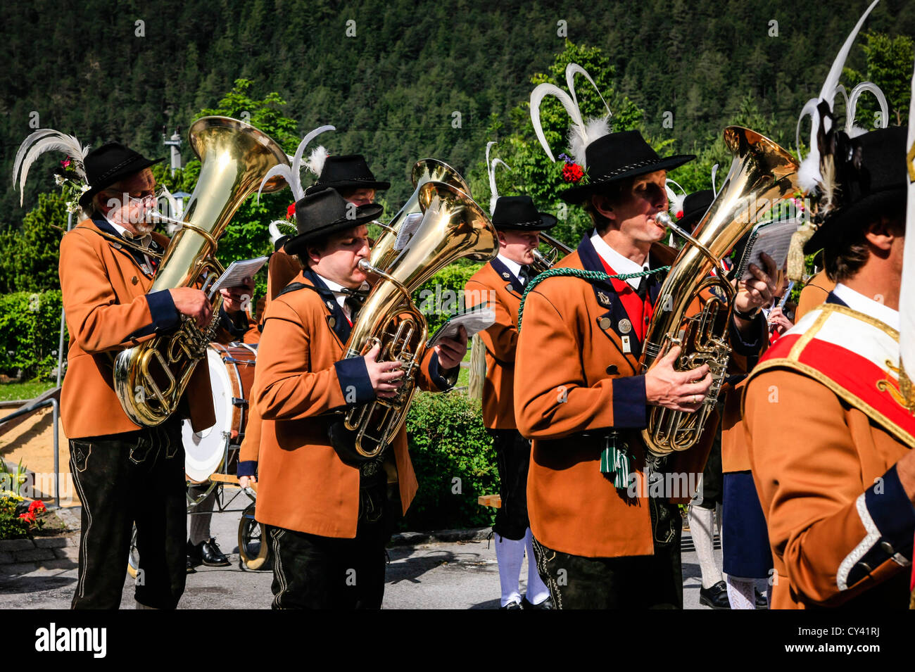 Mitglieder der Band Seefeld Tyrolean nehmen Sie Teil an einem Sonntag ...