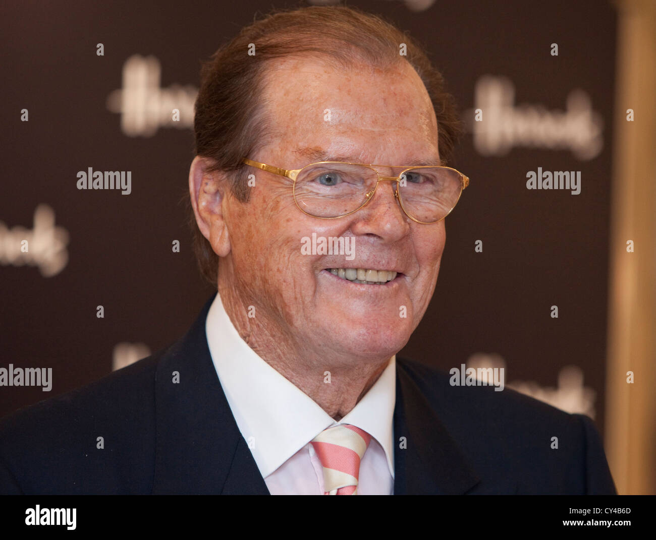 Roger Moore, Schauspieler, Zeichen Exemplare seines neuen Buches "Bond ...