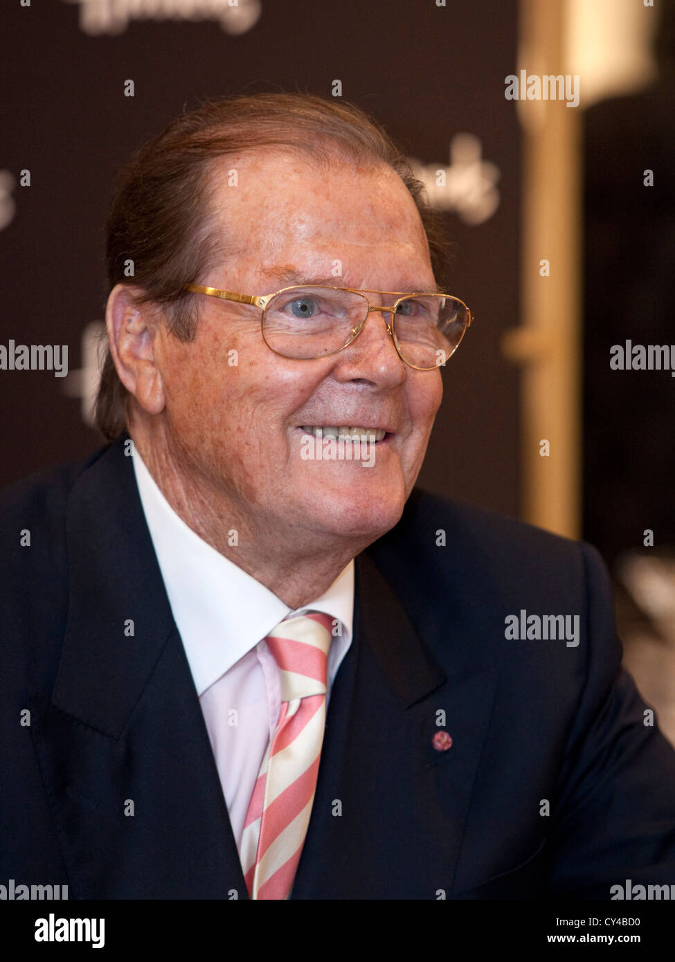 Roger Moore, Schauspieler, Zeichen Exemplare seines neuen Buches "Bond ...
