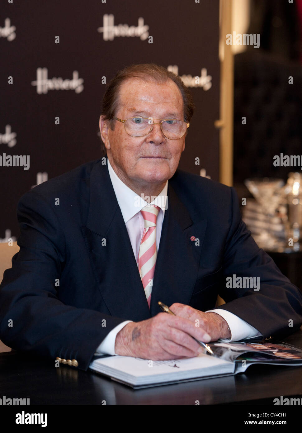 Roger Moore, Schauspieler, Zeichen Exemplare seines neuen Buches "Bond ...