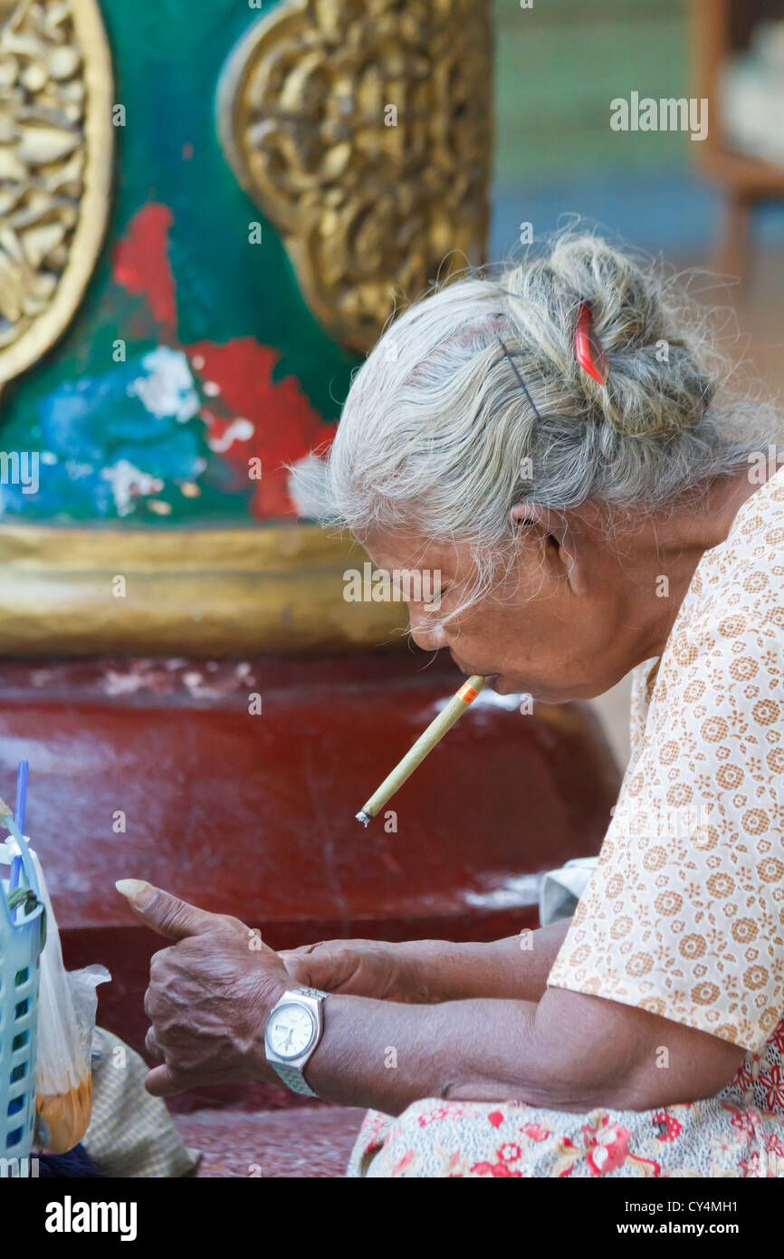 Woman cigarillo smoking -Fotos und -Bildmaterial in hoher Auflösung – Alamy