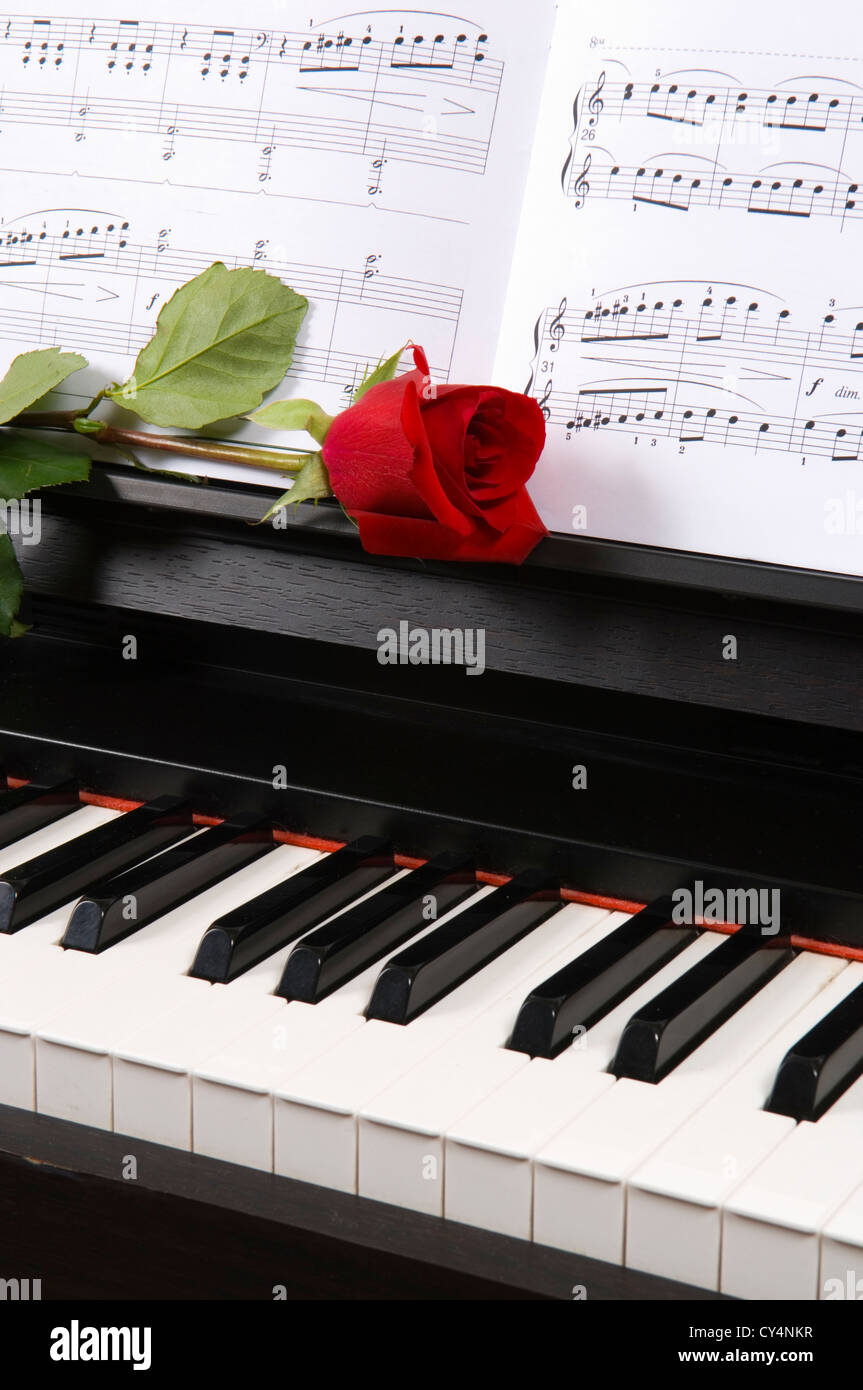 Noten mit Rose am Klavier Stockfotografie - Alamy
