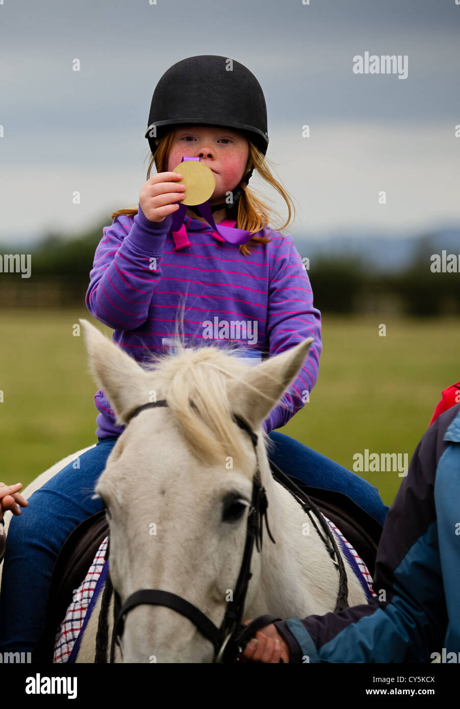 Junges Mädchen mit Down-Syndrom, ein Pferd zu reiten Stockfotografie ...