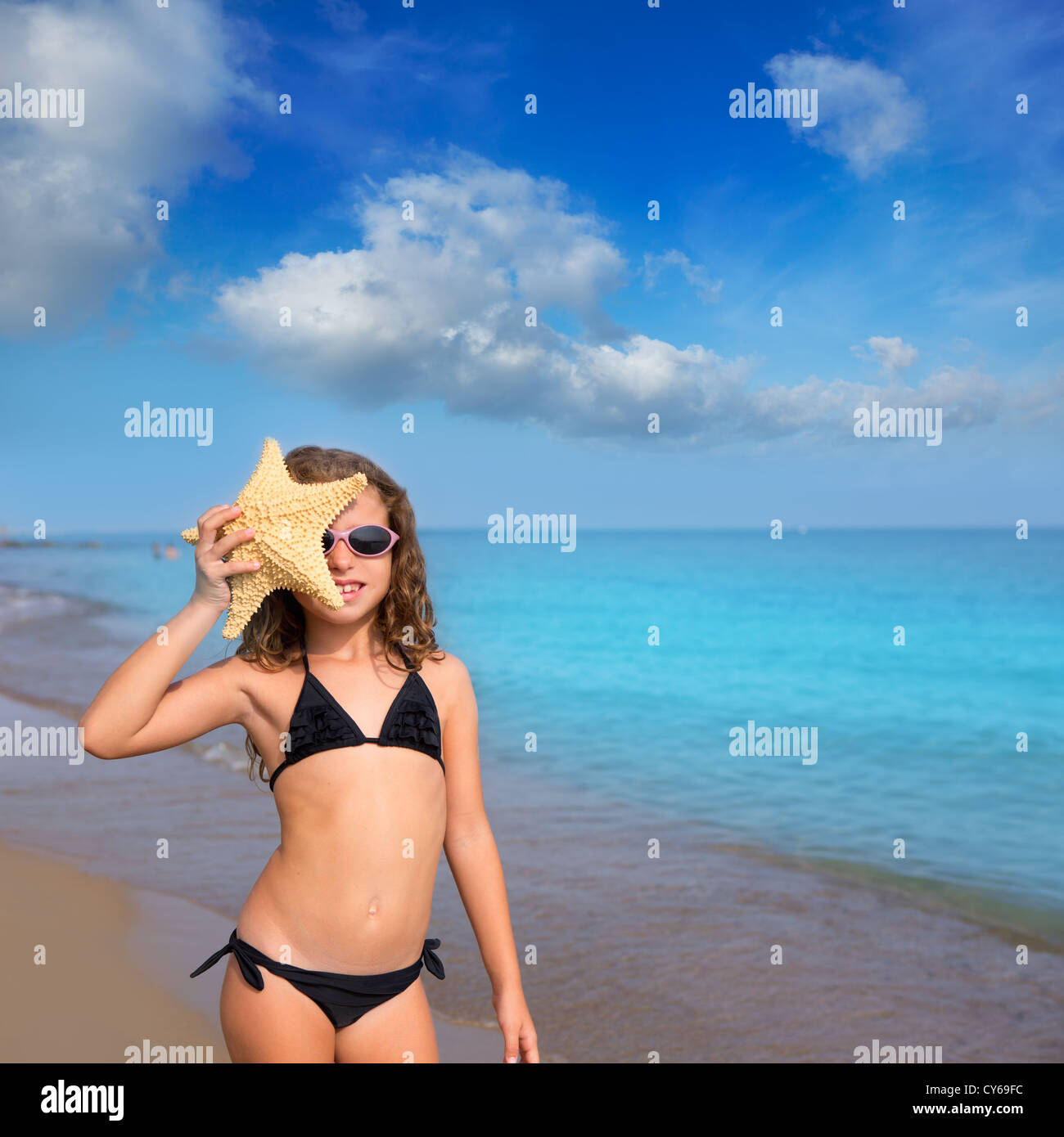 Blauer Strand Kind Mädchen Mit Seestern Bikini Und Sonnenbrille Auf