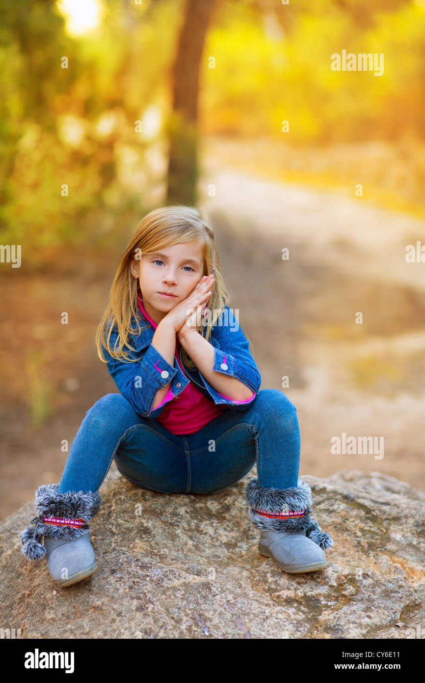 Blonde Junge Mädchen In Den Wald Im Freien Auf Einem Felsen Sitzen 3217