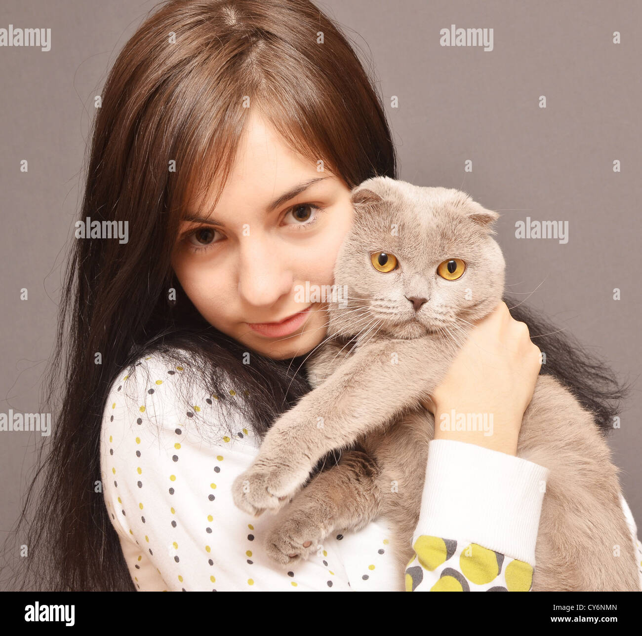 Mädchen mit katze -Fotos und -Bildmaterial in hoher Auflösung – Alamy