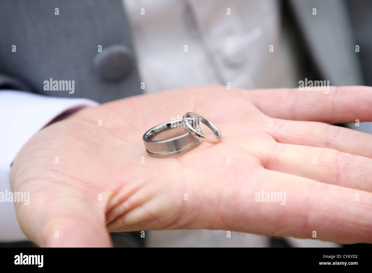Ringe in der hand -Fotos und -Bildmaterial in hoher Auflösung – Alamy