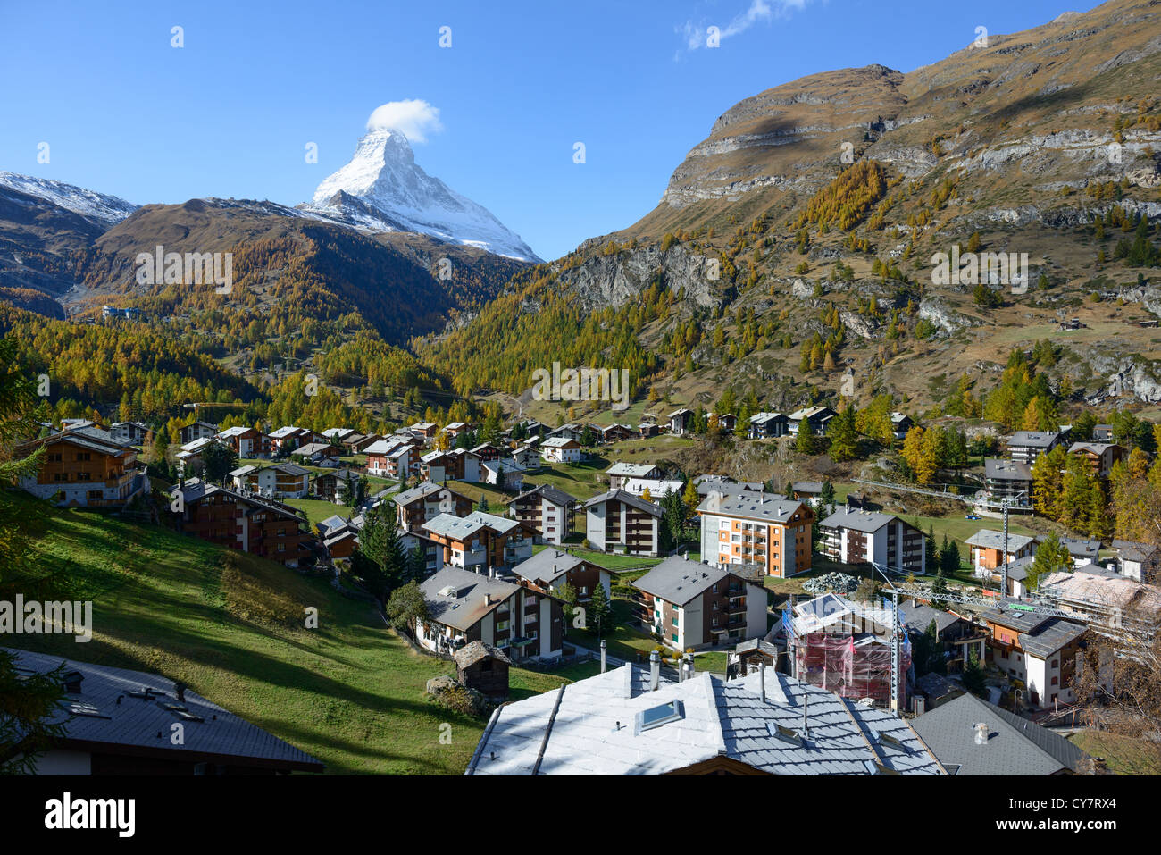 Stadt von Zermatt im Herbst mit Matterhorn im Hintergrund ...