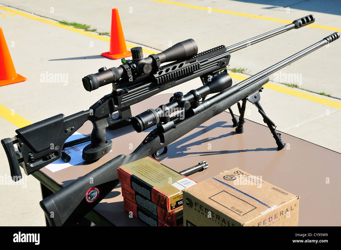 Sniper-Gewehr und Schrotflinte an FBI Schießstand in Chicago, Illinois ...