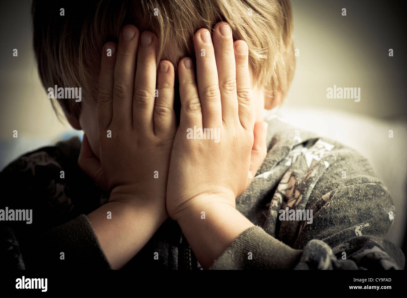 Misshandeltes kind -Fotos und -Bildmaterial in hoher Auflösung – Alamy