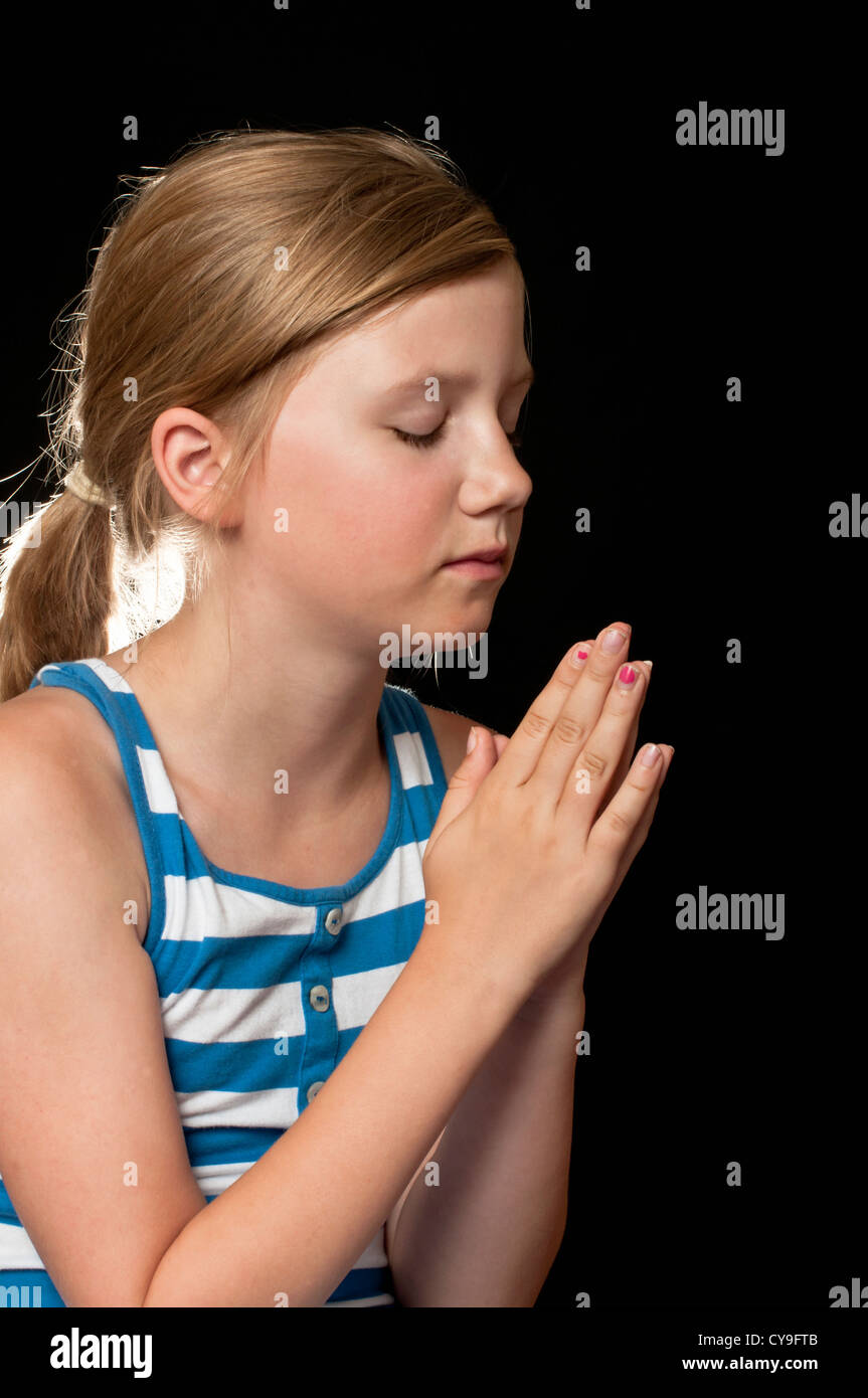 Ein Kleines Mädchen Kind Beten Stockfotos und -bilder Kaufen - Alamy