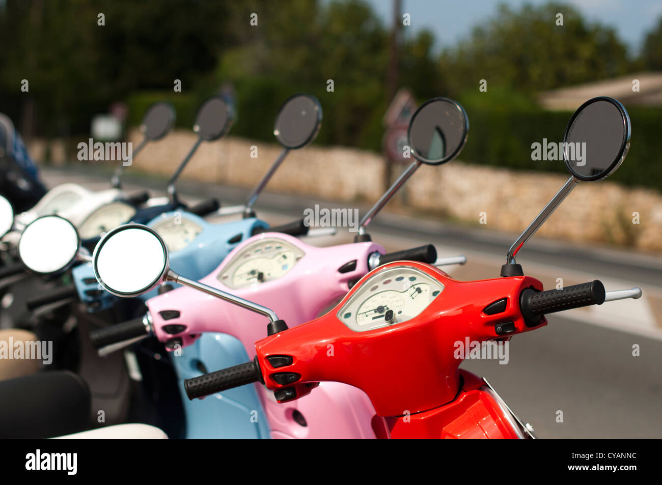 Vehicle moped mopeds -Fotos und -Bildmaterial in hoher Auflösung – Alamy