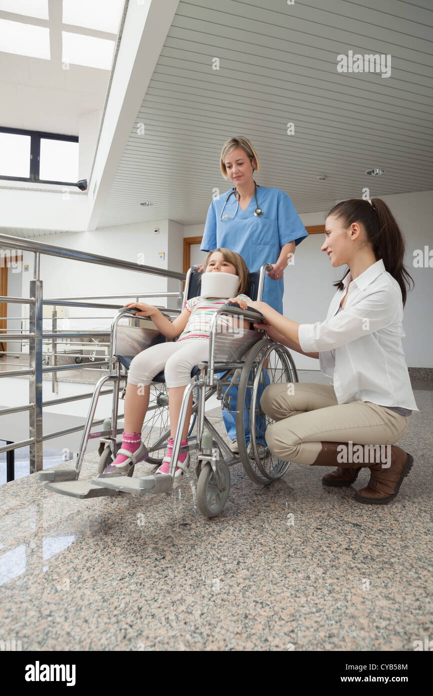 Kind mit krankenschwester -Fotos und -Bildmaterial in hoher Auflösung ...