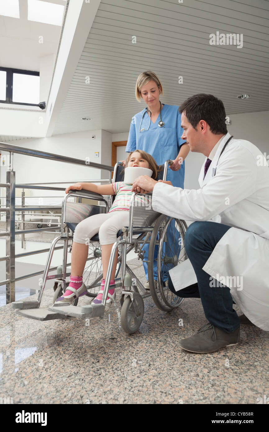 Kind mit krankenschwester -Fotos und -Bildmaterial in hoher Auflösung ...