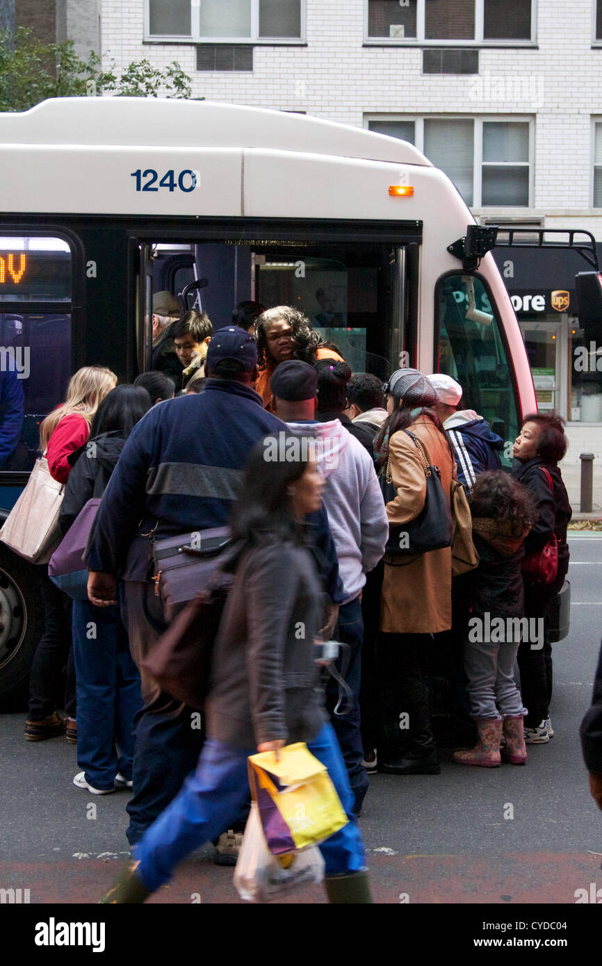 Packed passenger bus -Fotos und -Bildmaterial in hoher Auflösung – Alamy