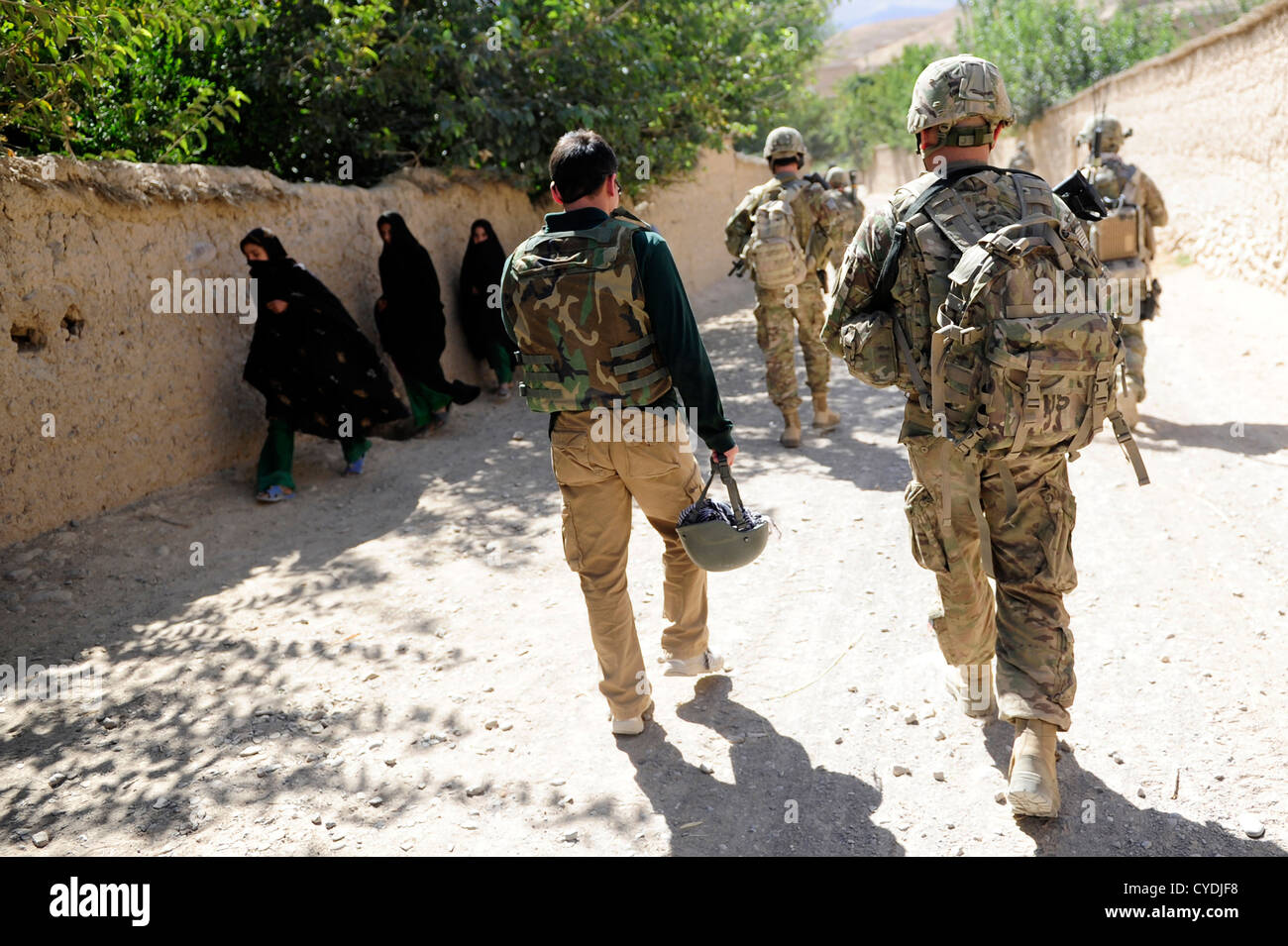 Lokalen afghanischen Frauen tragen Hijab verstecken ihre Gesichter, wie ...
