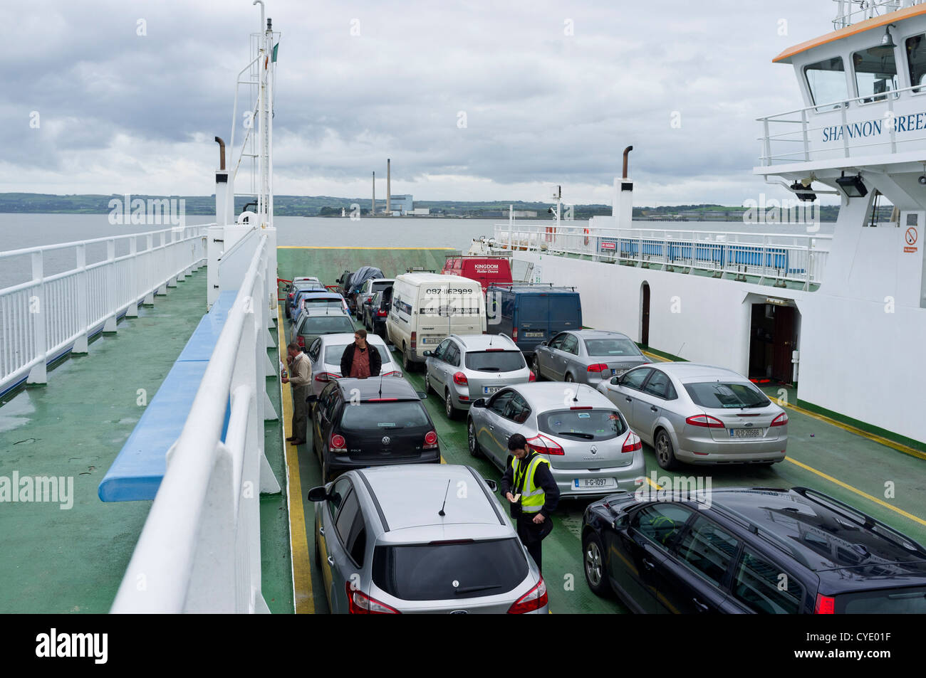 An Bord der Fähre von Killimer nach Tarbert überqueren den Shannon ...
