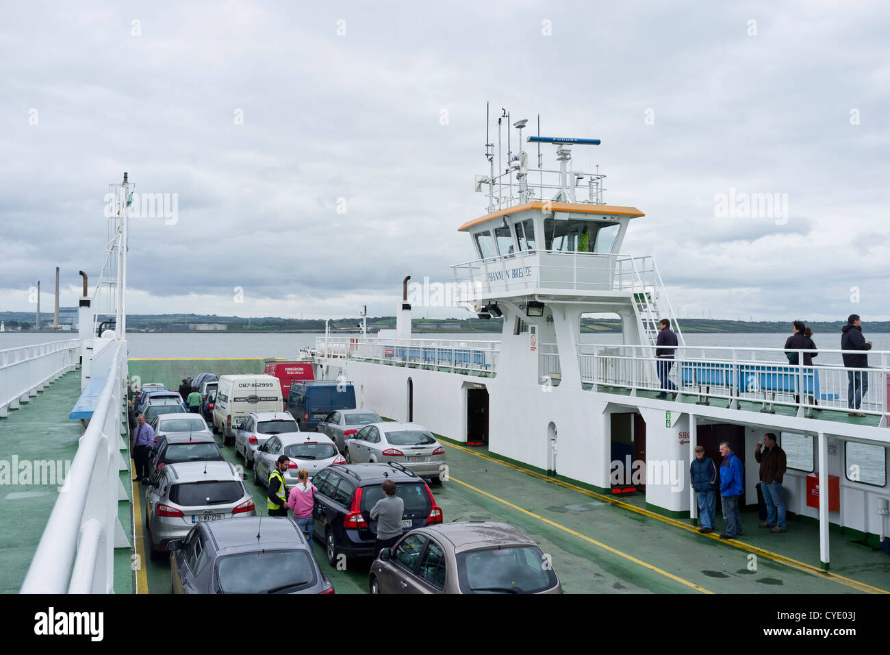 An Bord der Fähre von Killimer nach Tarbert überqueren den Shannon ...