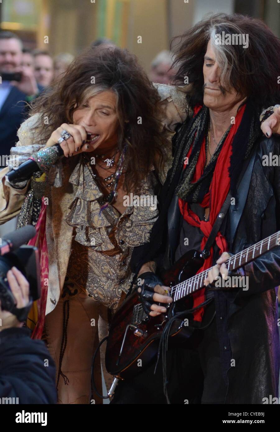 New York, USA. 2. November 2012. Steven Tyler, Joe Perry bei Talk show ...