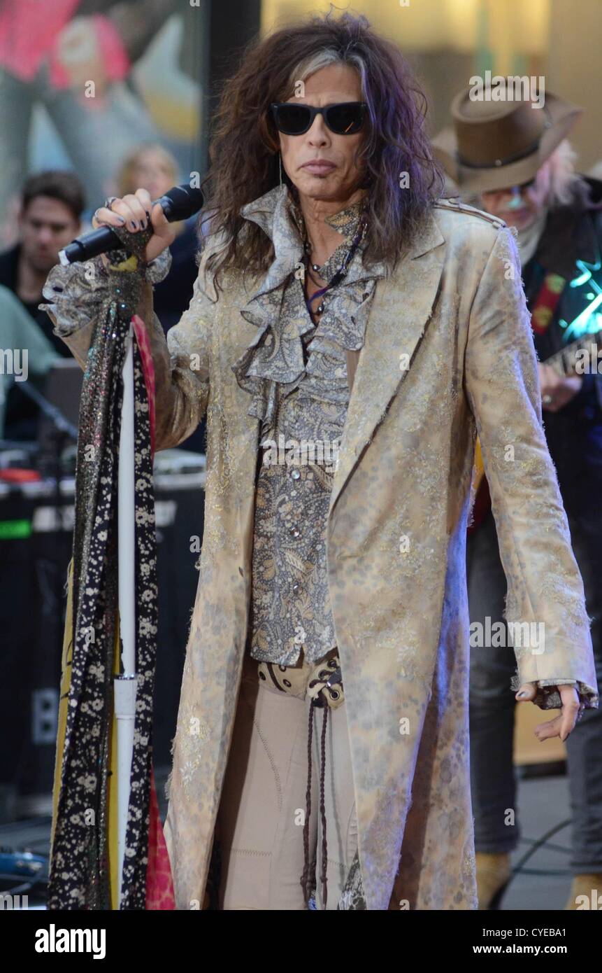 New York, USA. 2. November 2012. Steven Tyler bei Talkshow auftritt für ...