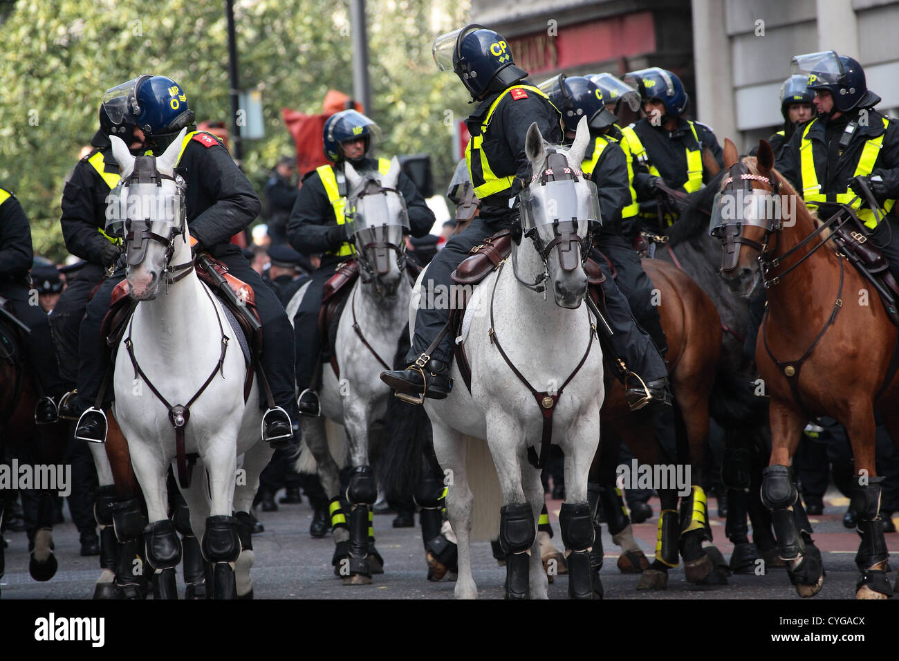 Berittene Polizei in London während einer demonstration Stockfotografie ...