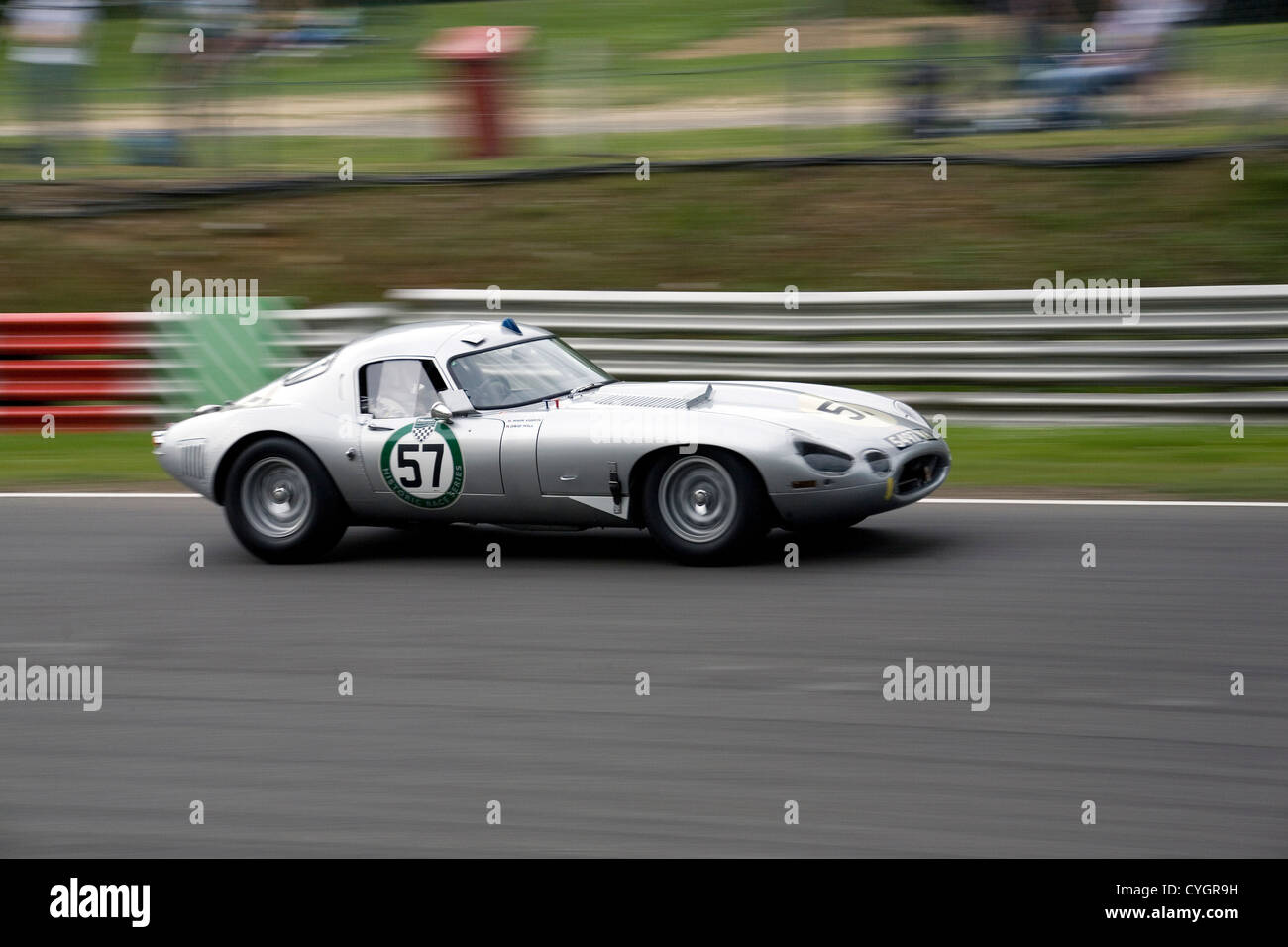 Ein grauer Jaguar E-Type Hardtop classic racing Car-Rennen in Brands ...