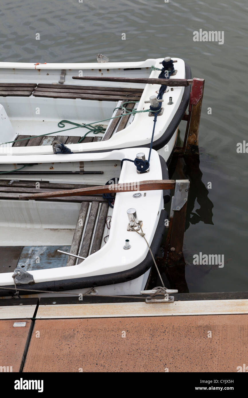 Zwei festgemachten boote -Fotos und -Bildmaterial in hoher Auflösung ...