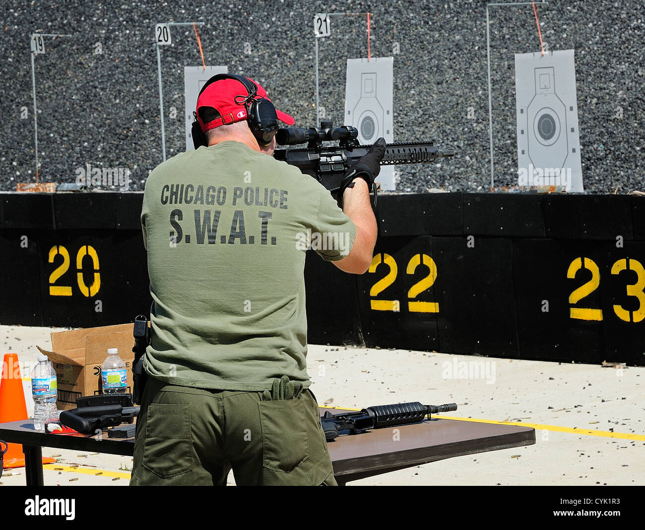 Chicago SWAT Team Mitglied Test ein automatisches Gewehr beim FBI ...