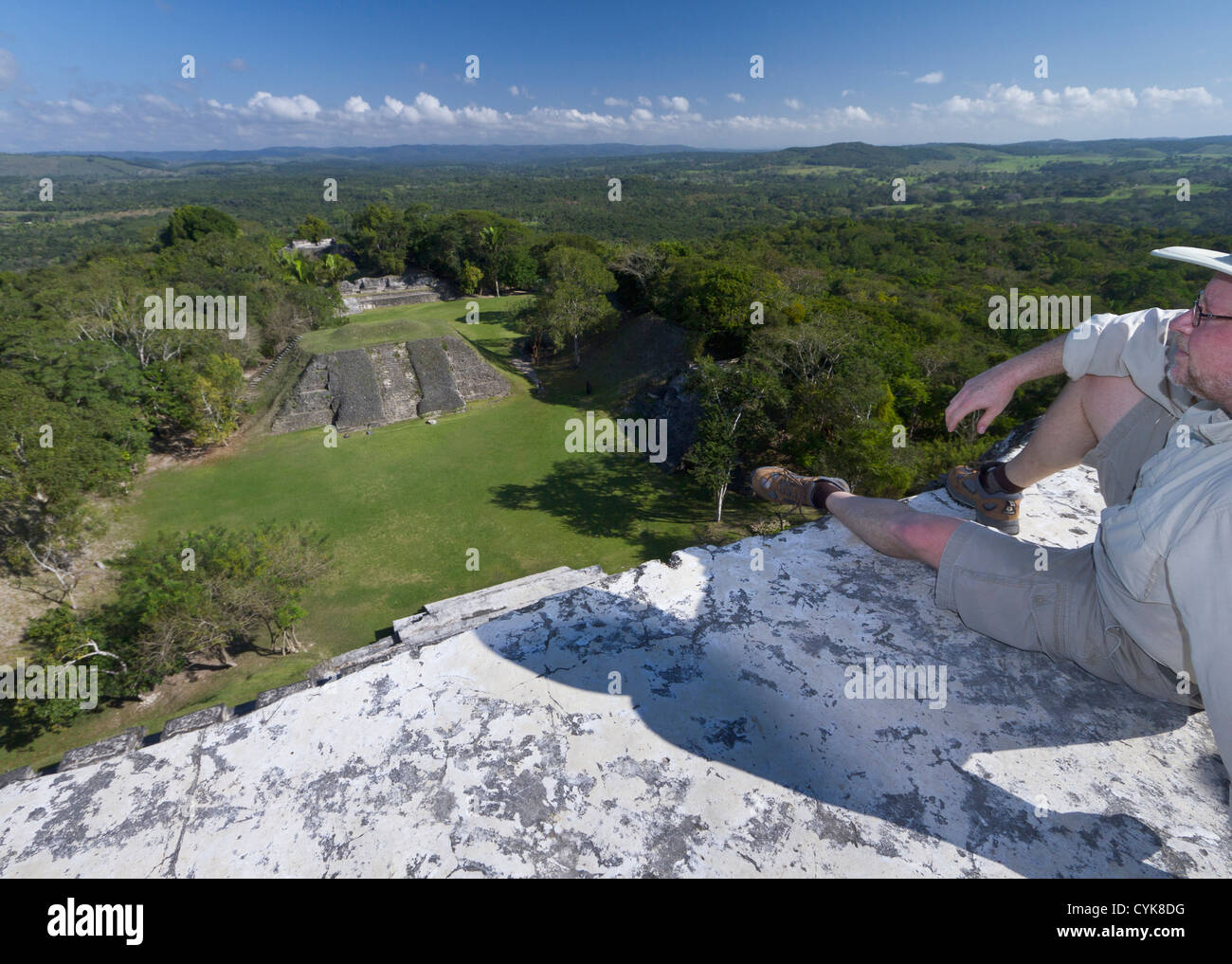 Ein Tourist nimmt in der Ansicht von oben auf die Pyramide El Castillo ...