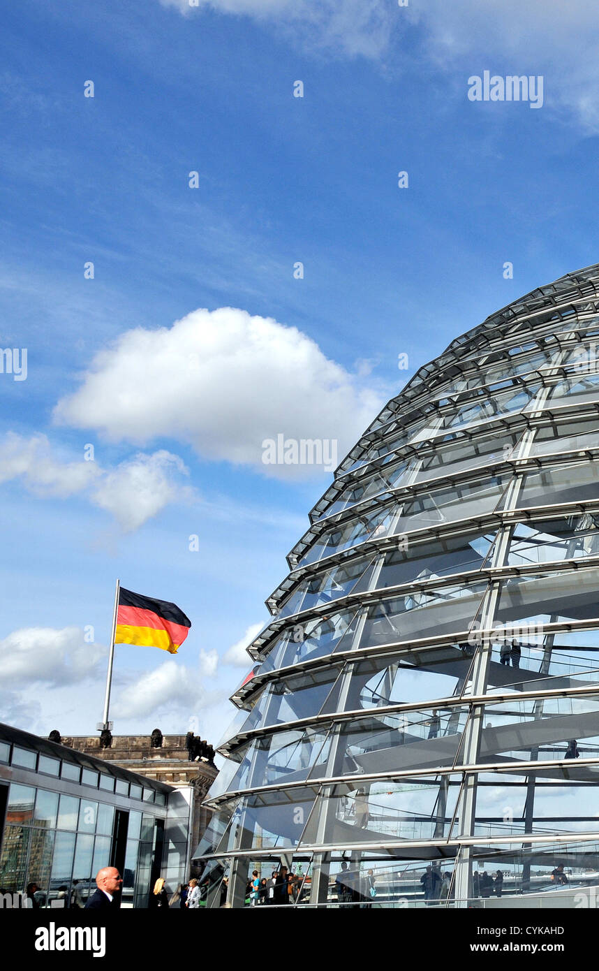 Reichstag kuppel besucher -Fotos und -Bildmaterial in hoher Auflösung – Alamy