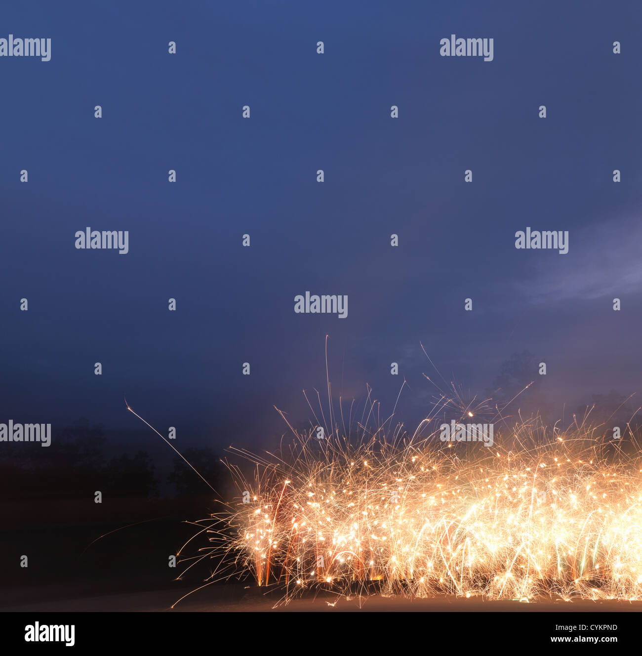 Explodierendes Feuerwerk Stockfotos und -bilder Kaufen - Alamy