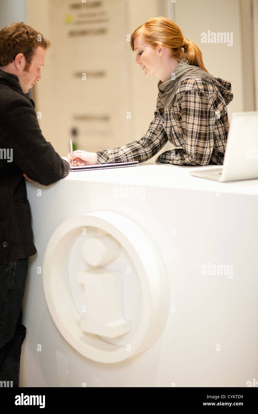 Information desk -Fotos und -Bildmaterial in hoher Auflösung – Alamy
