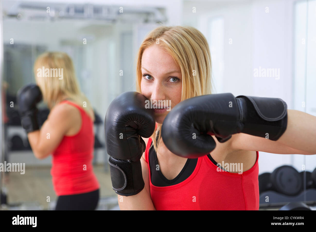 Junge blonde frau im boxen haltung -Fotos und -Bildmaterial in hoher ...
