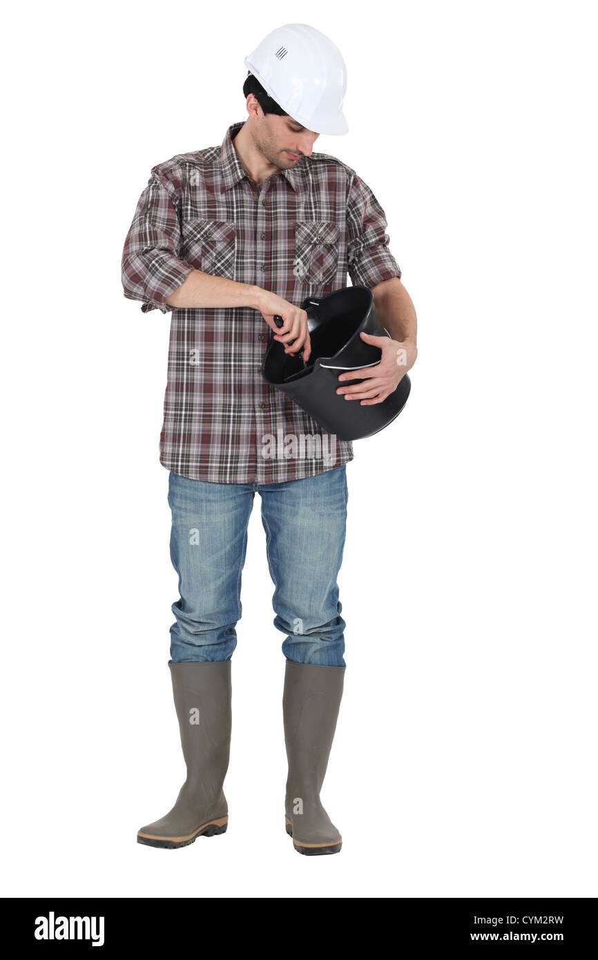 Man mixing cement in bucket -Fotos und -Bildmaterial in hoher Auflösung ...