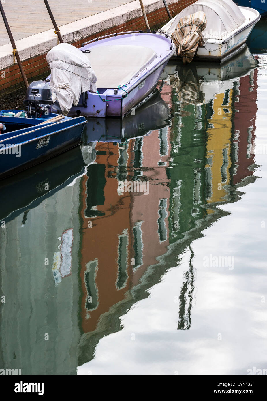 Brightly painted boats -Fotos und -Bildmaterial in hoher Auflösung – Alamy