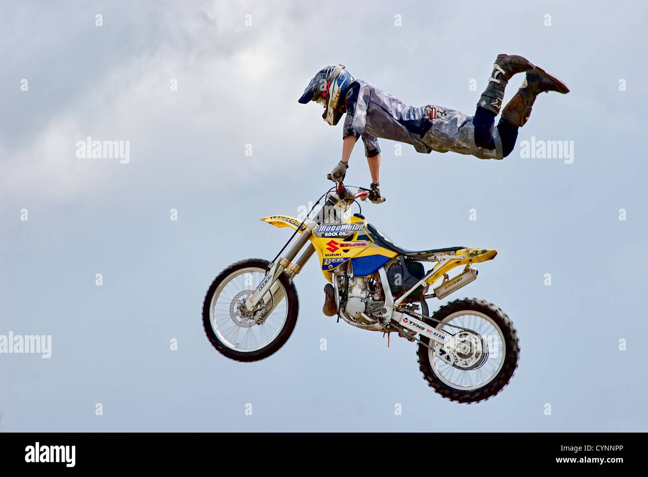 Motorradfahrer in der luft -Fotos und -Bildmaterial in hoher Auflösung ...