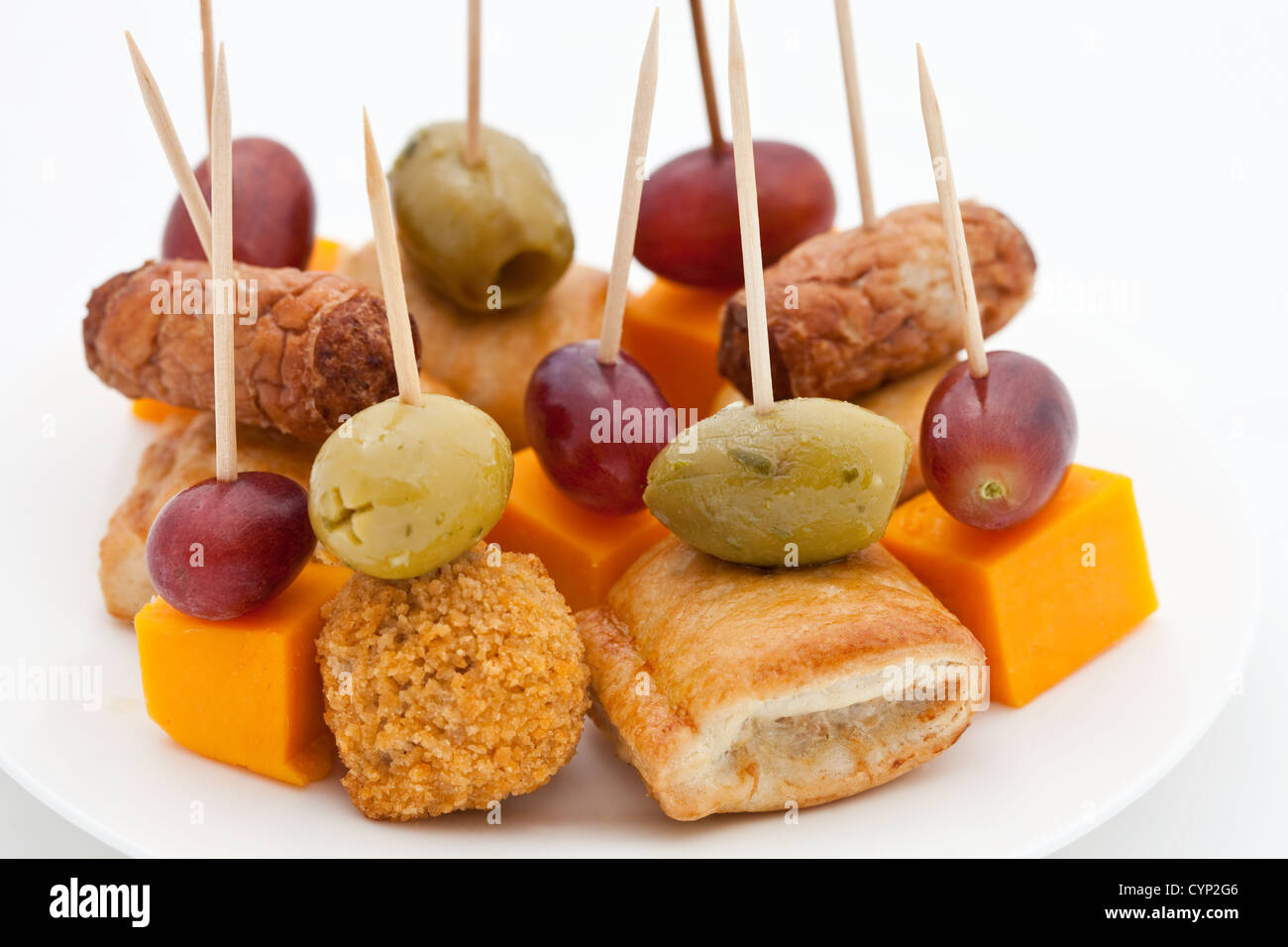 Party Snacks. Mini-Wurst Rollen, Oliven, Eiern, Käse und rote Trauben ...