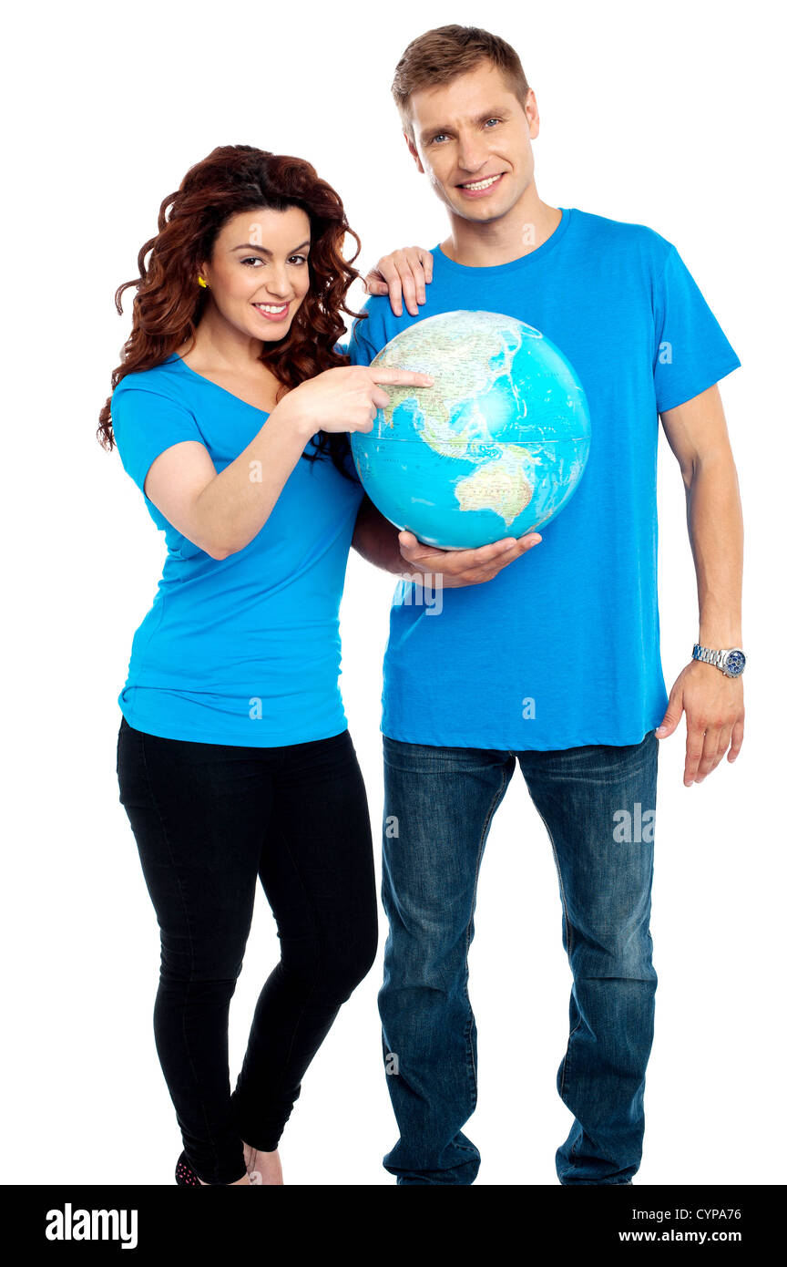 Paar posieren für ein Foto mit Weltkugel in der hand. Alle auf weißem ...