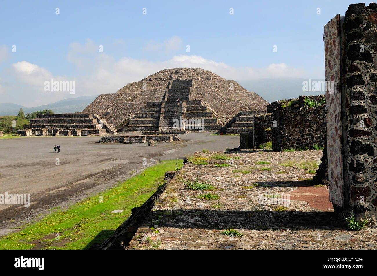Pyramide De La Luna und Plaza De La Luna mit Touristen American ...
