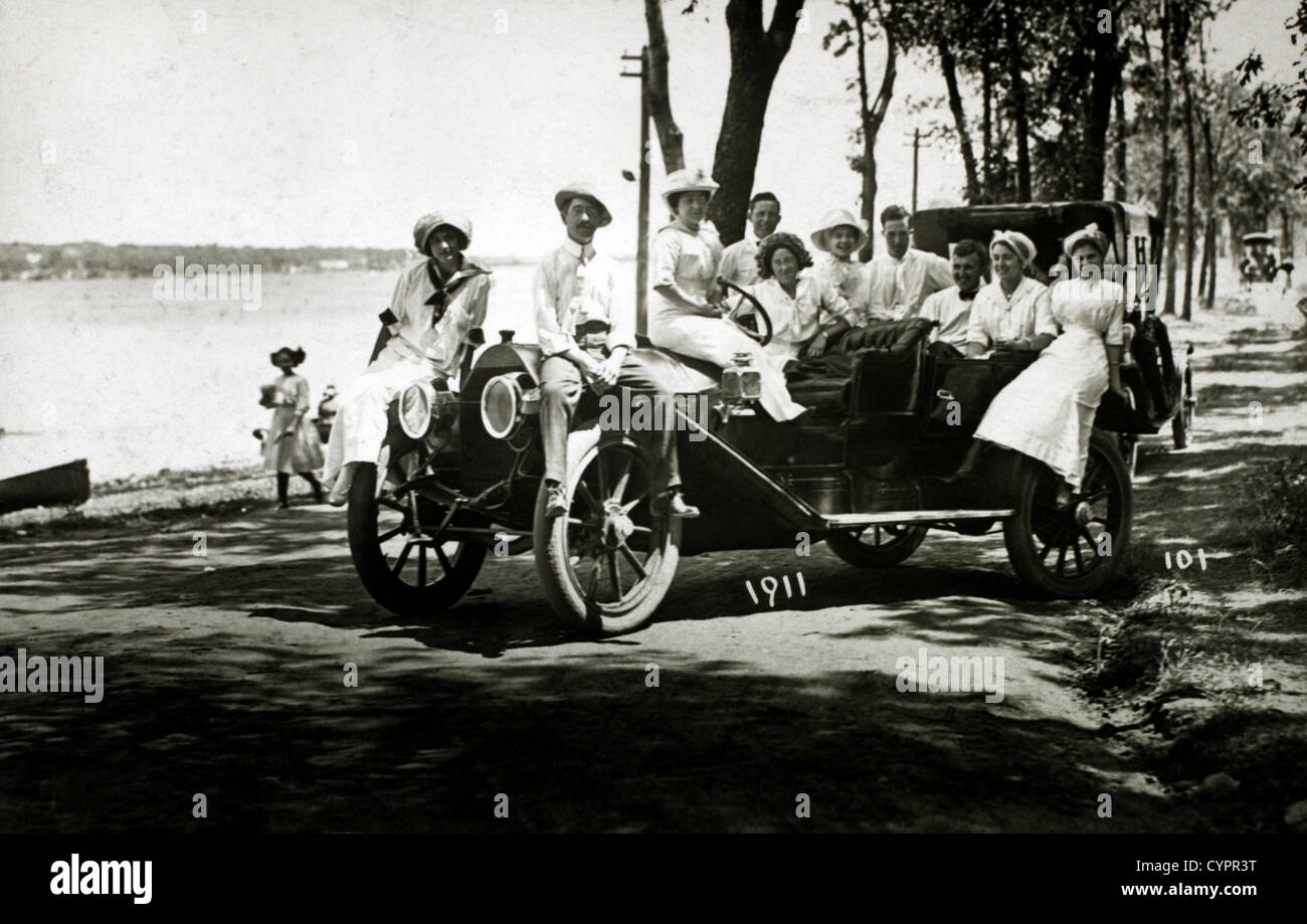 Große Gruppe von Menschen mit Auto, Porträt, 1911 Stockfotografie - Alamy
