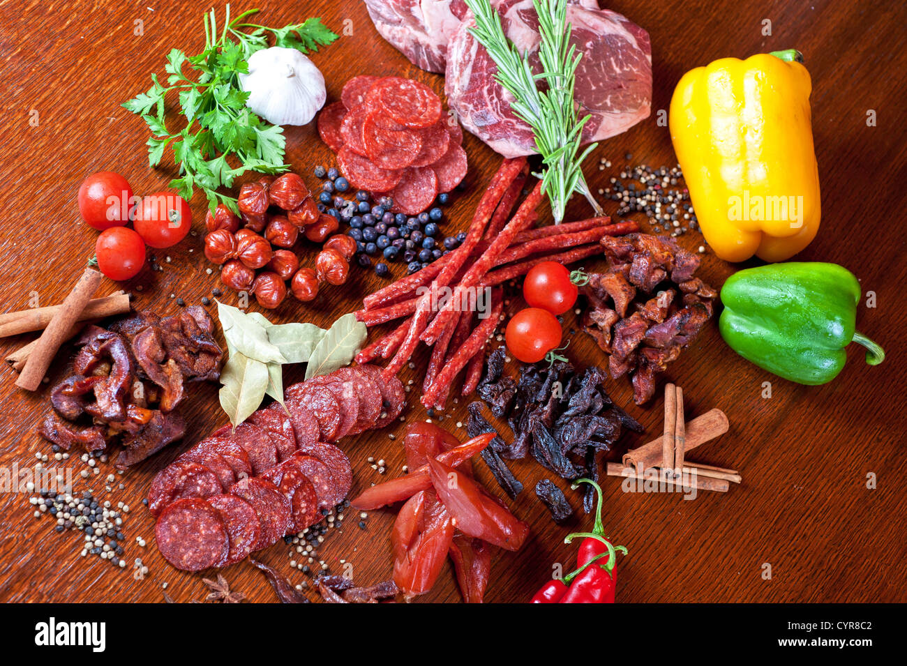 verschiedenen Wurst und Fleisch auf dem festlichen Tisch mit Gewürzen ...