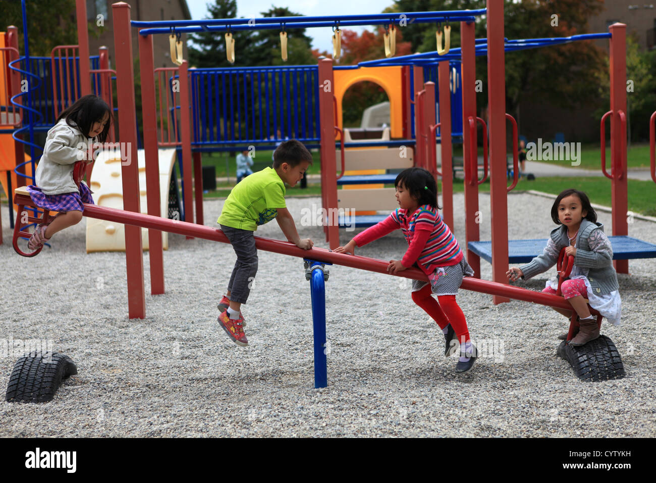 Teeter brett -Fotos und -Bildmaterial in hoher Auflösung – Alamy