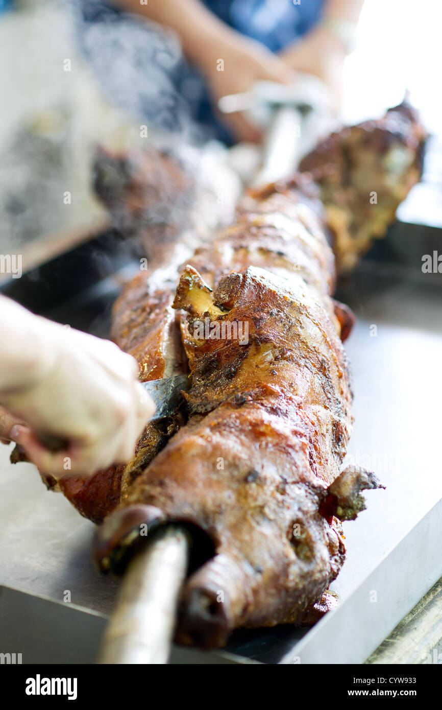 Gebratenes Schwein am Spieß für ein großes Ereignis Stockfotografie - Alamy