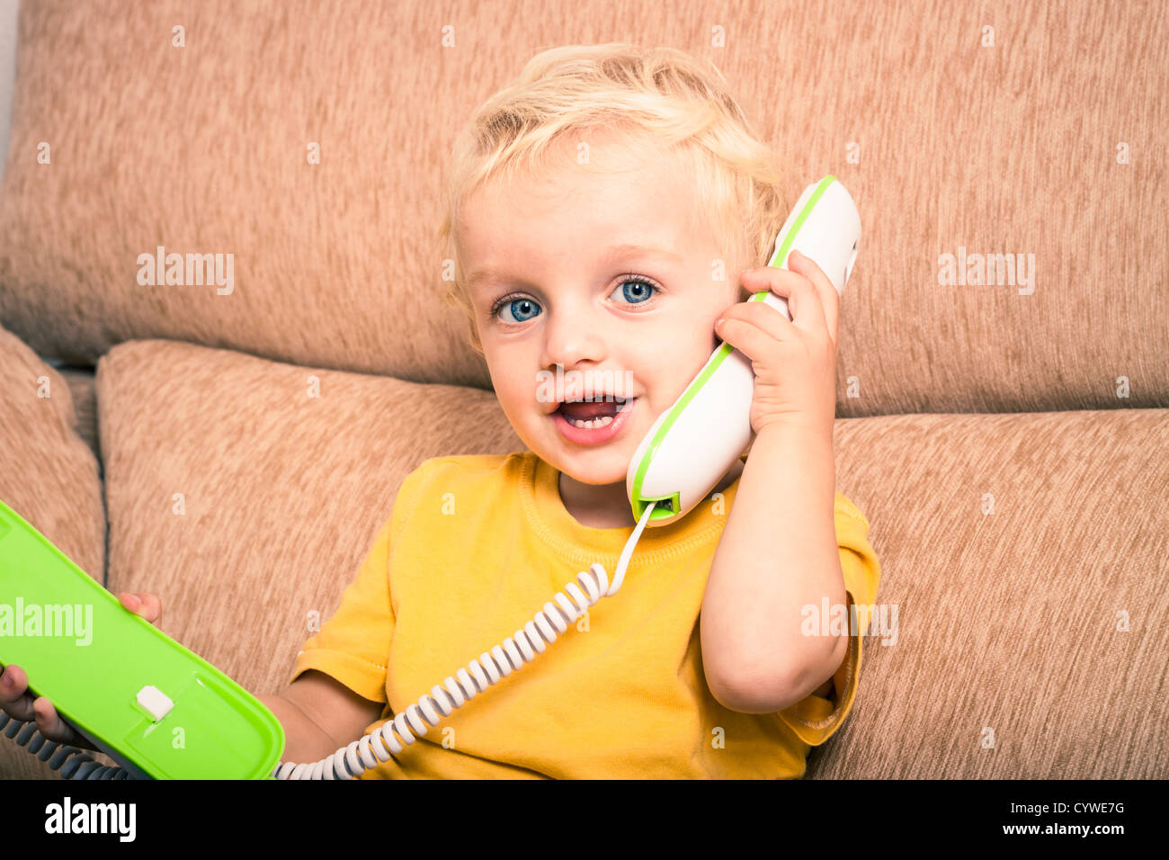 Glückliches cute adorable Kind Junge am Telefon Stockfotografie - Alamy