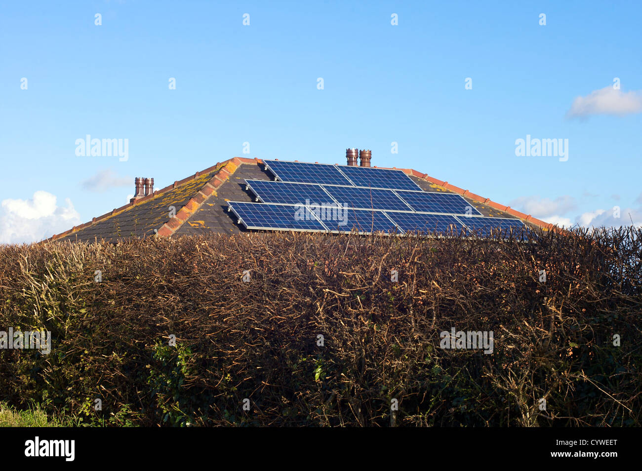 Solar panels bungalow roof solar -Fotos und -Bildmaterial in hoher ...