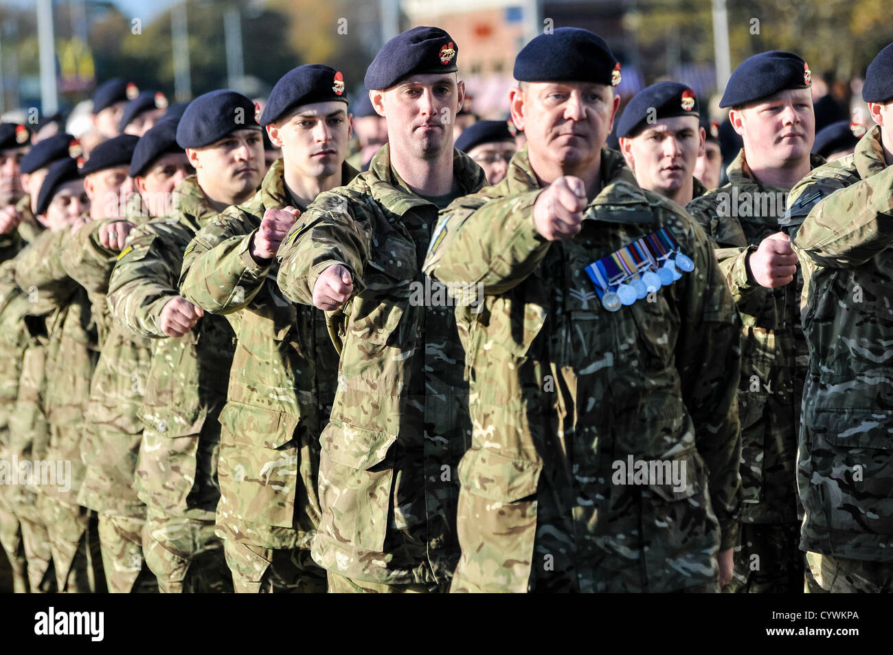 Soldaten marschieren in Schritt auf parade Stockfotografie - Alamy