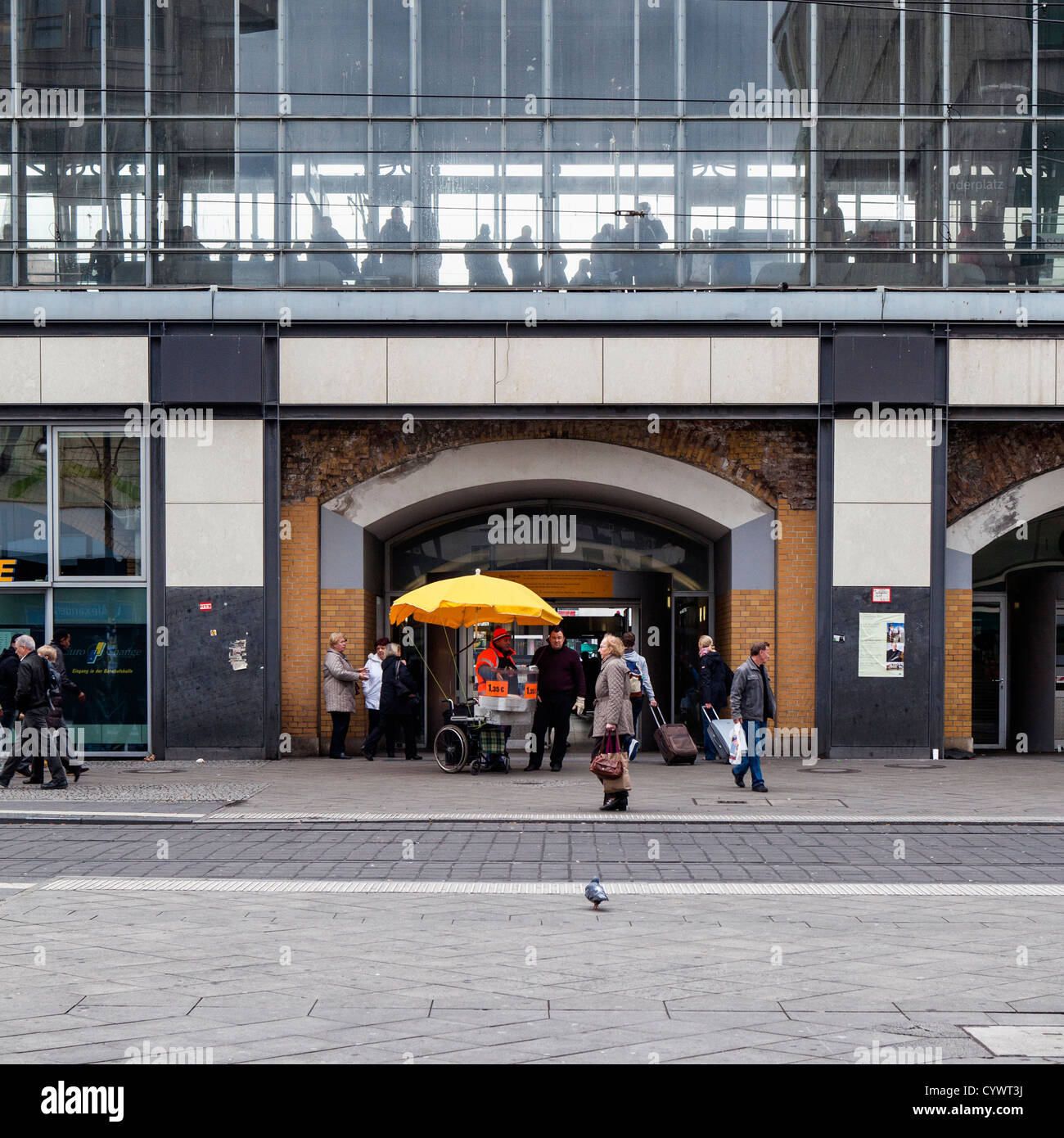 Bahnhof berlin alexanderplatz -Fotos und -Bildmaterial in hoher Auflösung – Alamy