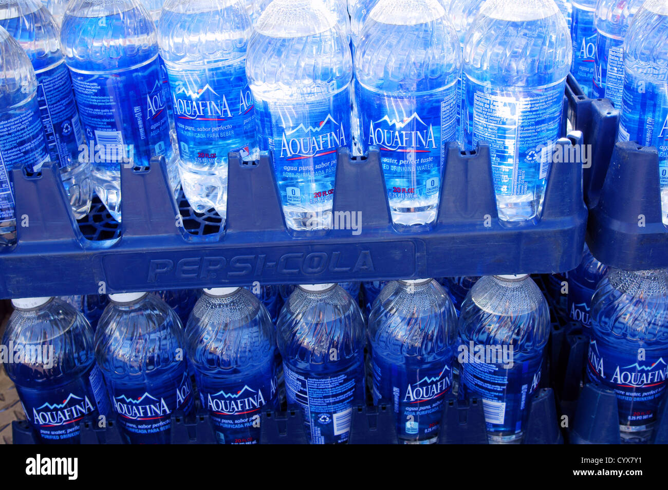 Brillante blaue farbe wasser -Fotos und -Bildmaterial in hoher ...