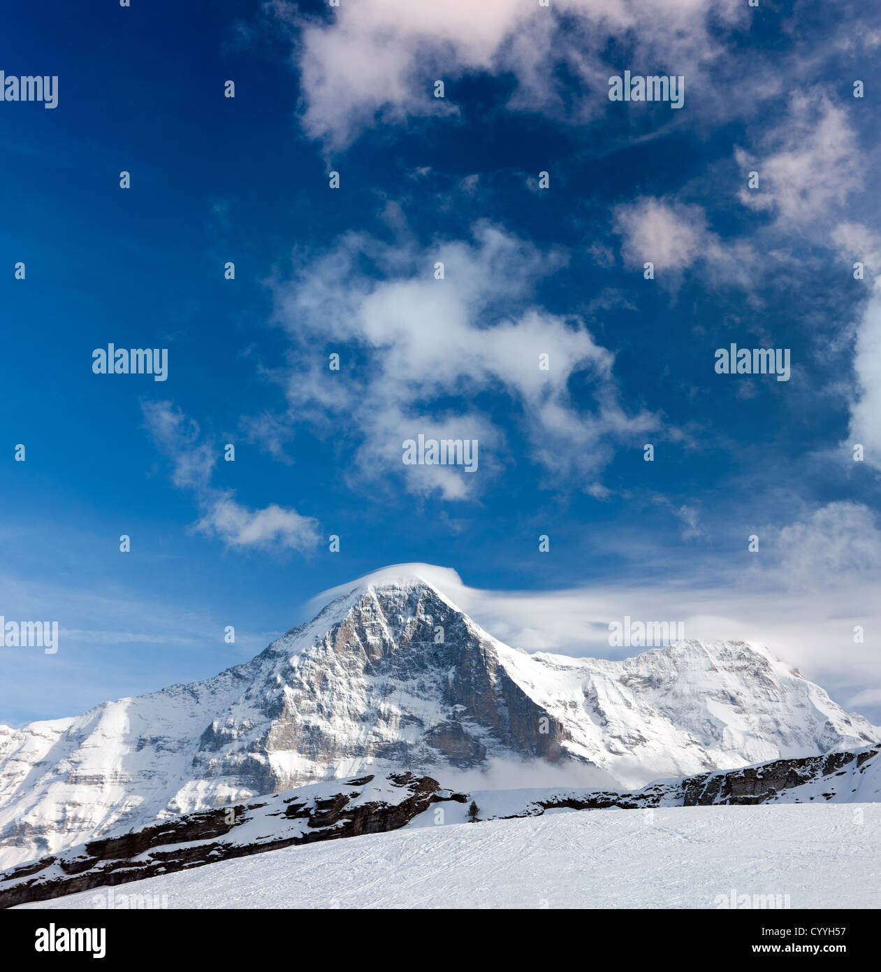 Skipiste im Hintergrund der Mount Eiger. Der Eiger ist ein Berg in den ...